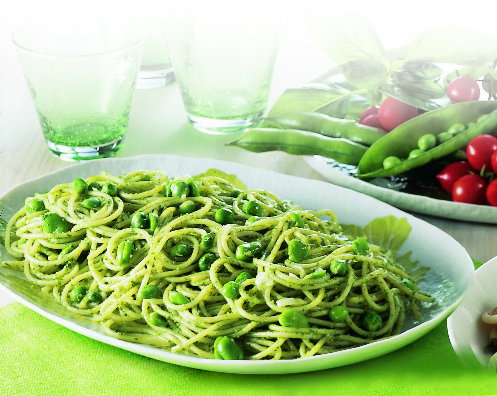 Ricetta Spaghetti con sugo di fave e piselli - Donna Moderna