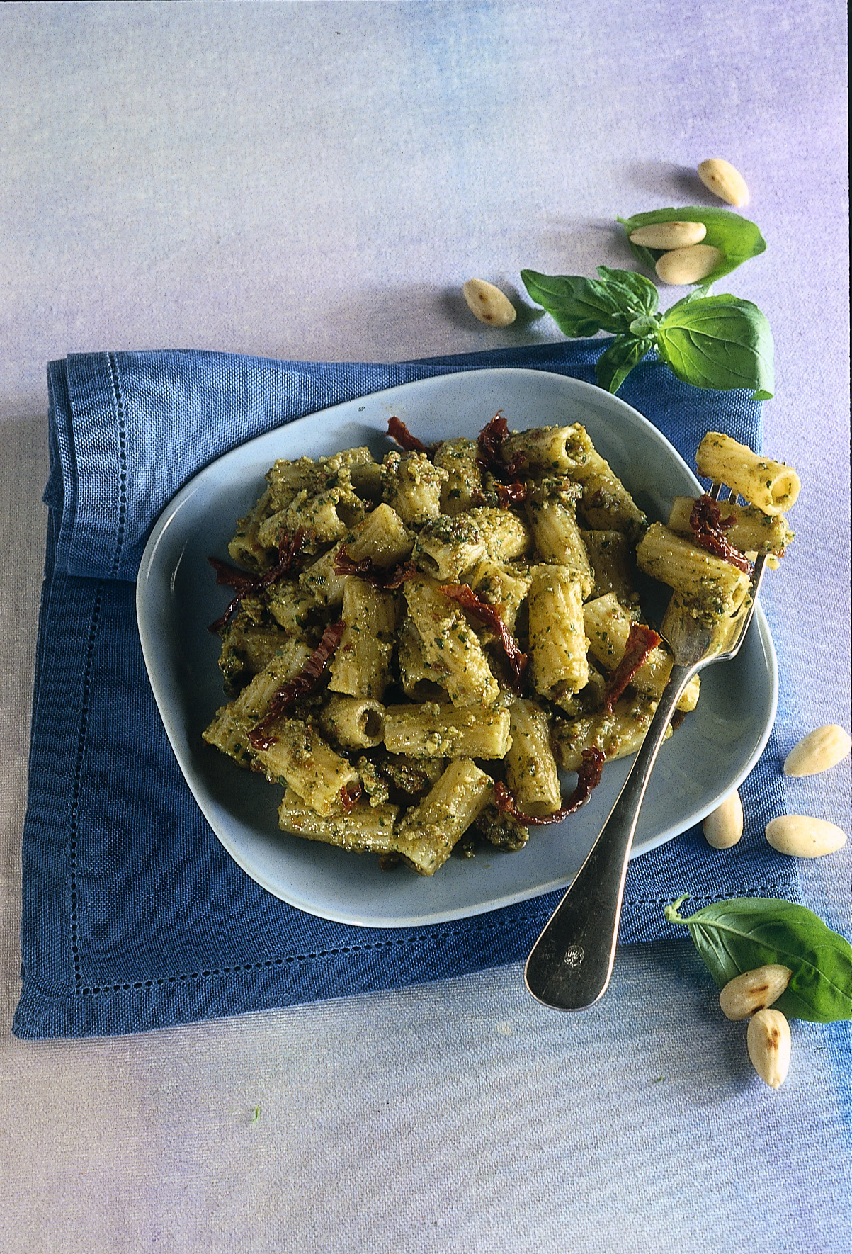 Ricetta Tortiglioni al pesto mediterraneo - Donna Moderna