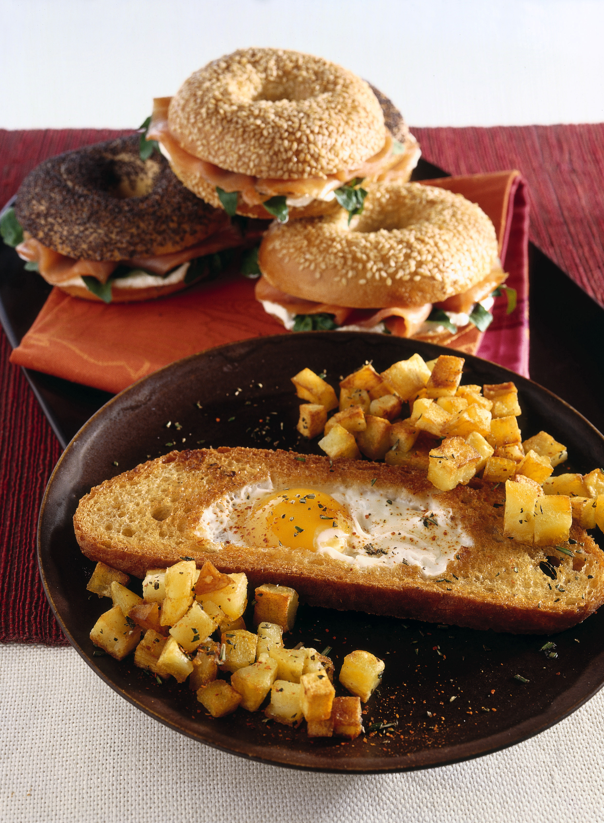 Bagels al salmone e salsa di rafano - Donna Moderna