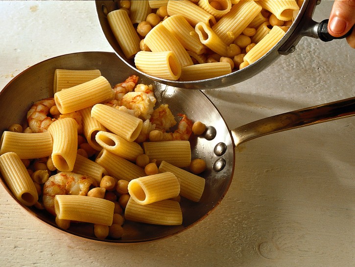 Ricetta Maccheroni rigati con ceci e gamberoni - Donna Moderna