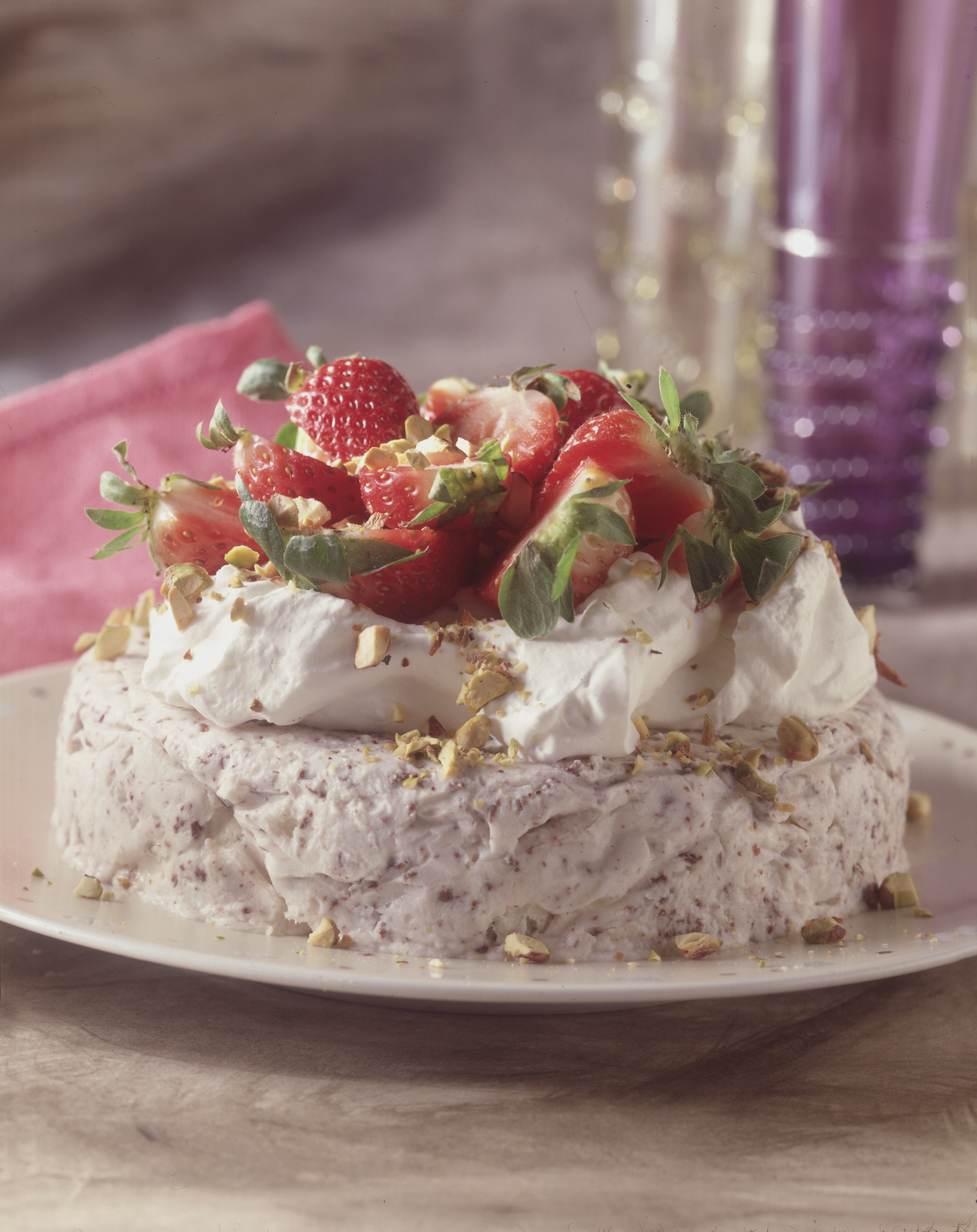 Ricetta Meringata con fragole e gelato - Donna Moderna