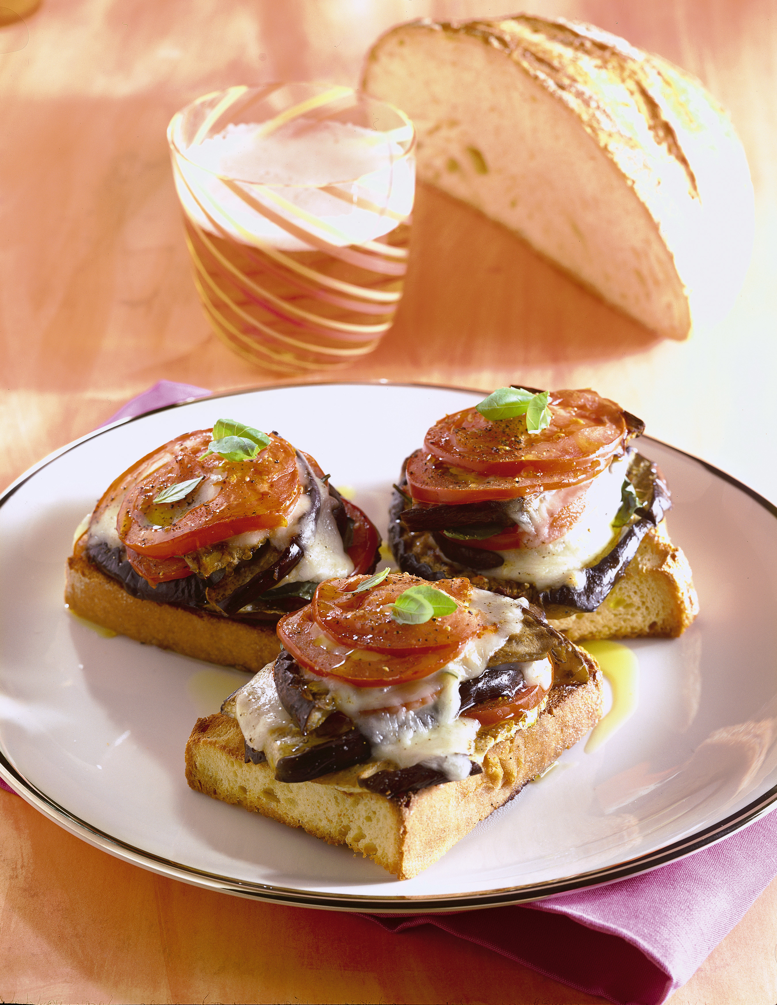 Ricetta Crostoni al pomodoro, scamorza e melanzane - Donna Moderna