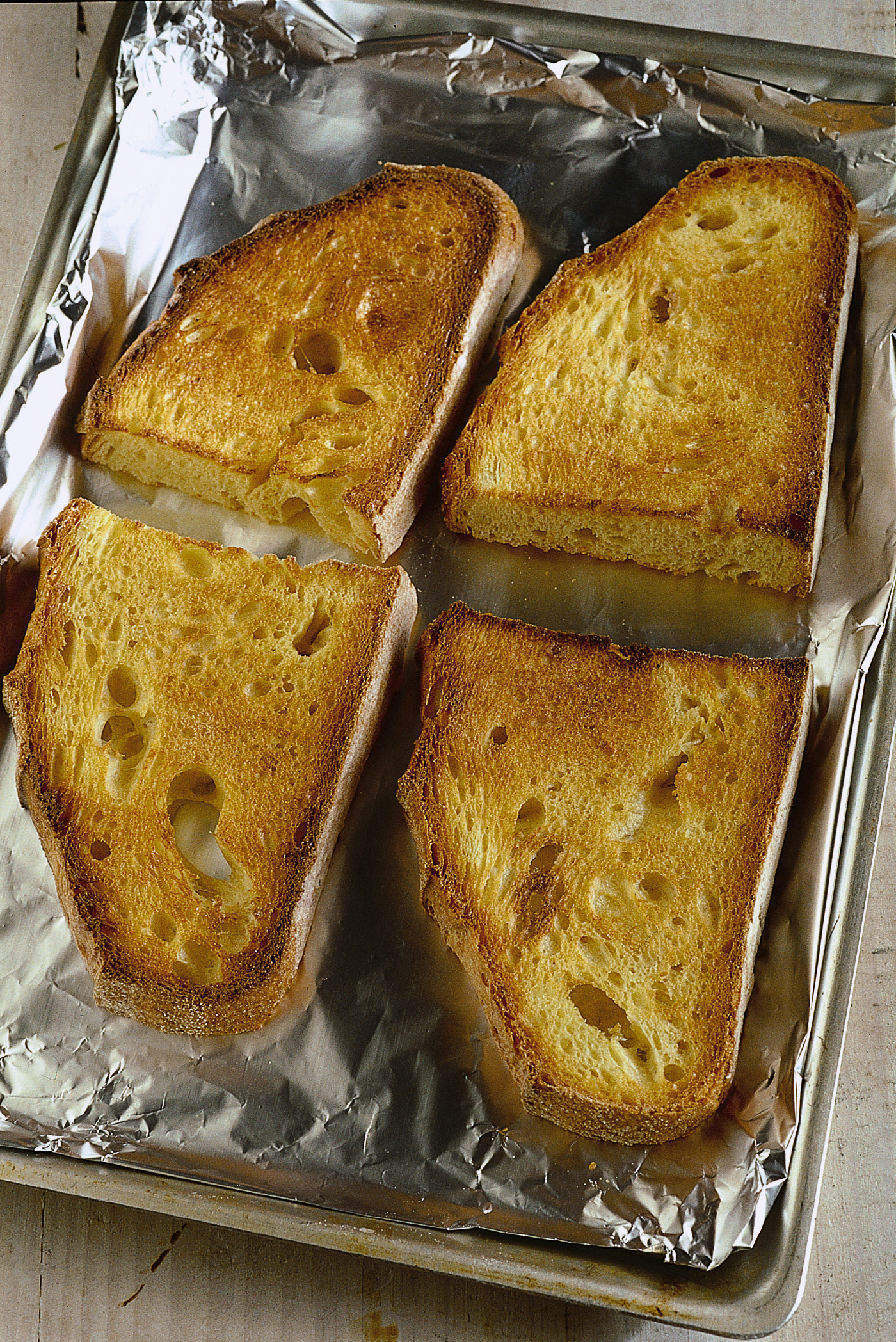 Ricetta Crostoni al pomodoro, scamorza e melanzane - Donna Moderna