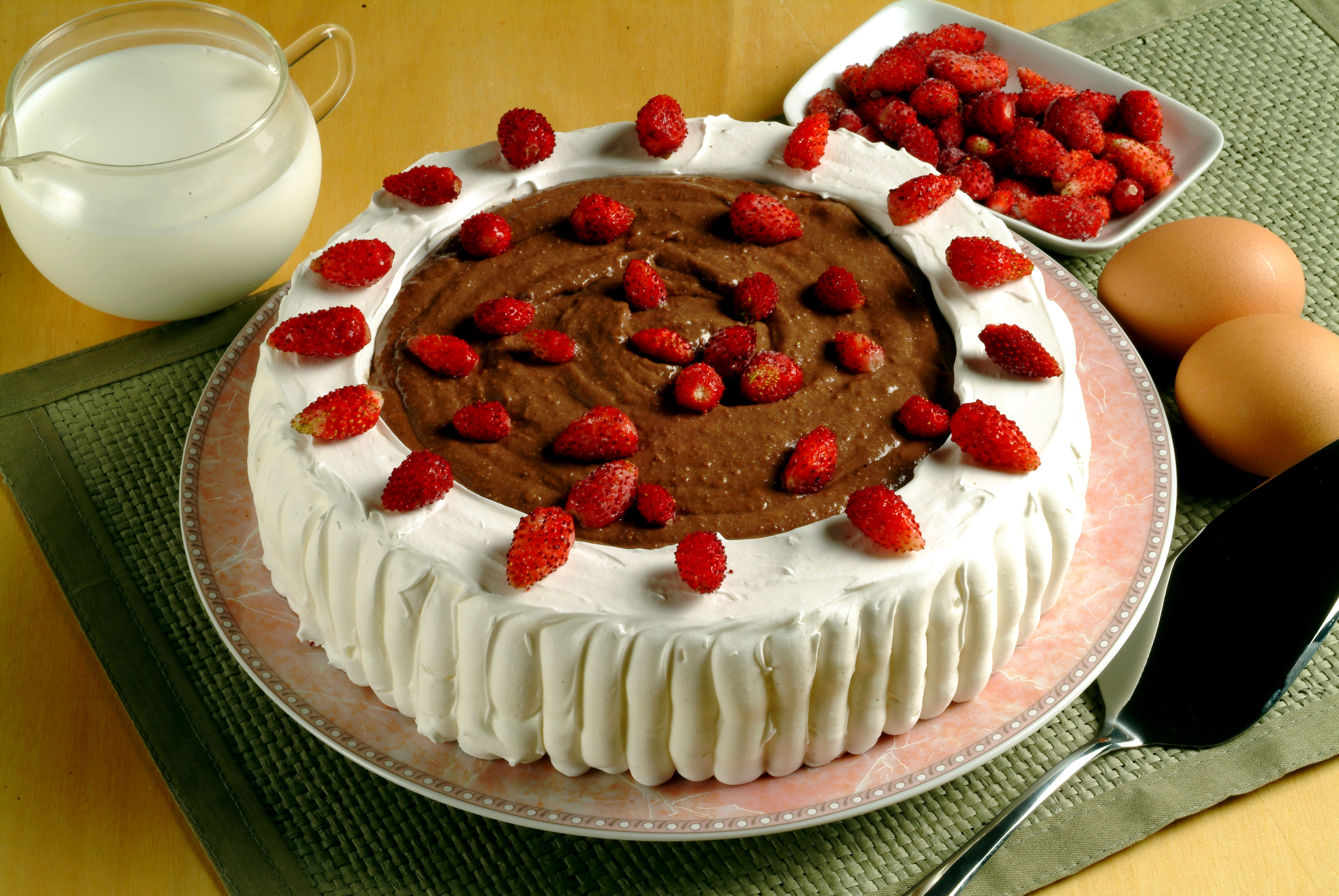 Ricetta Torta meringata al cioccolato - Donna Moderna