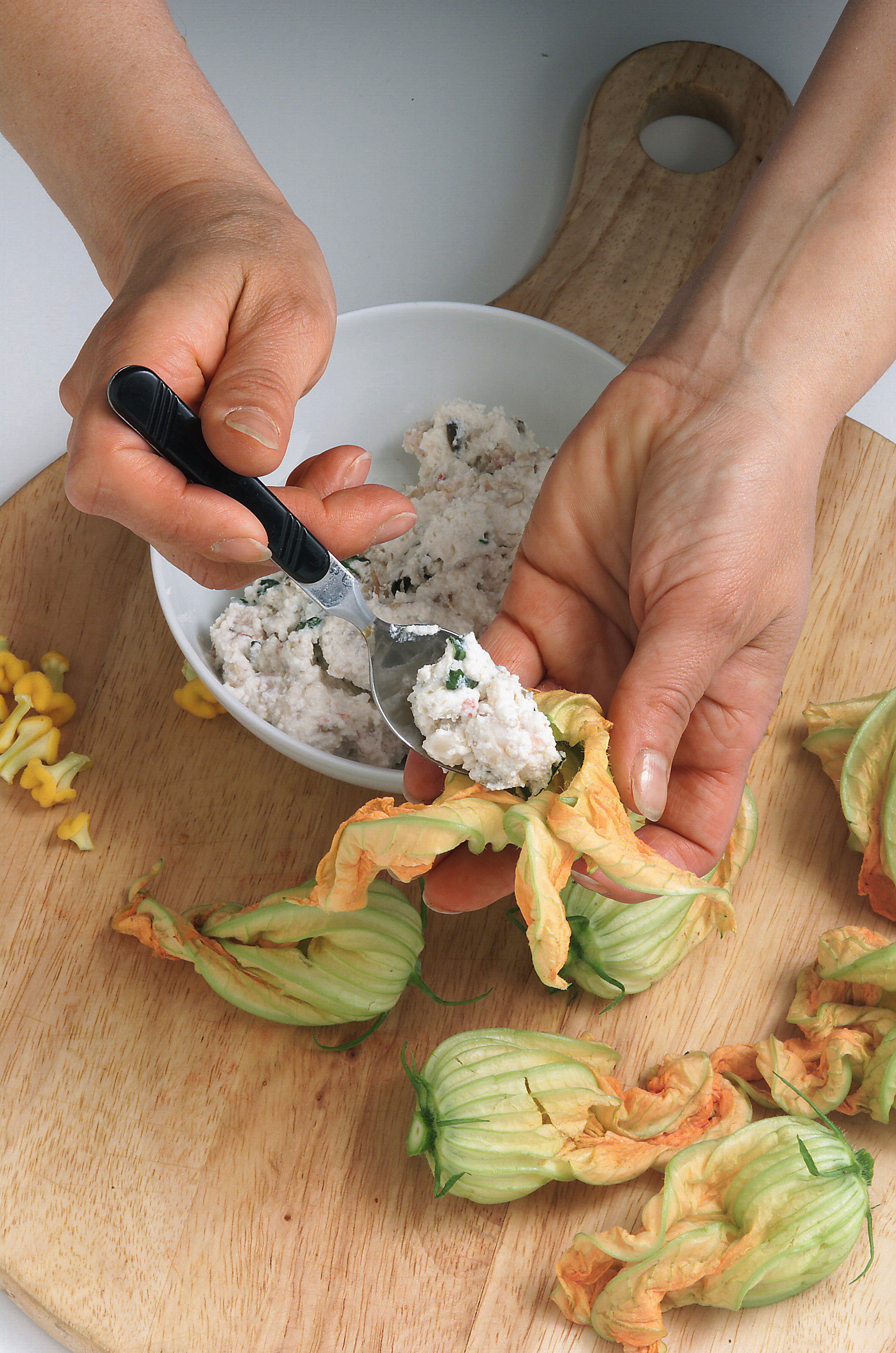 Ricetta Fiori di zucca ripieni in salsa - Donna Moderna