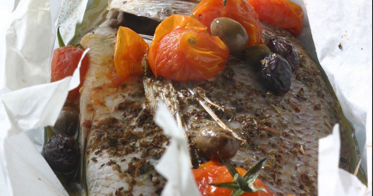Ricetta Pesce al cartoccio alla mediterranea - Donna Moderna