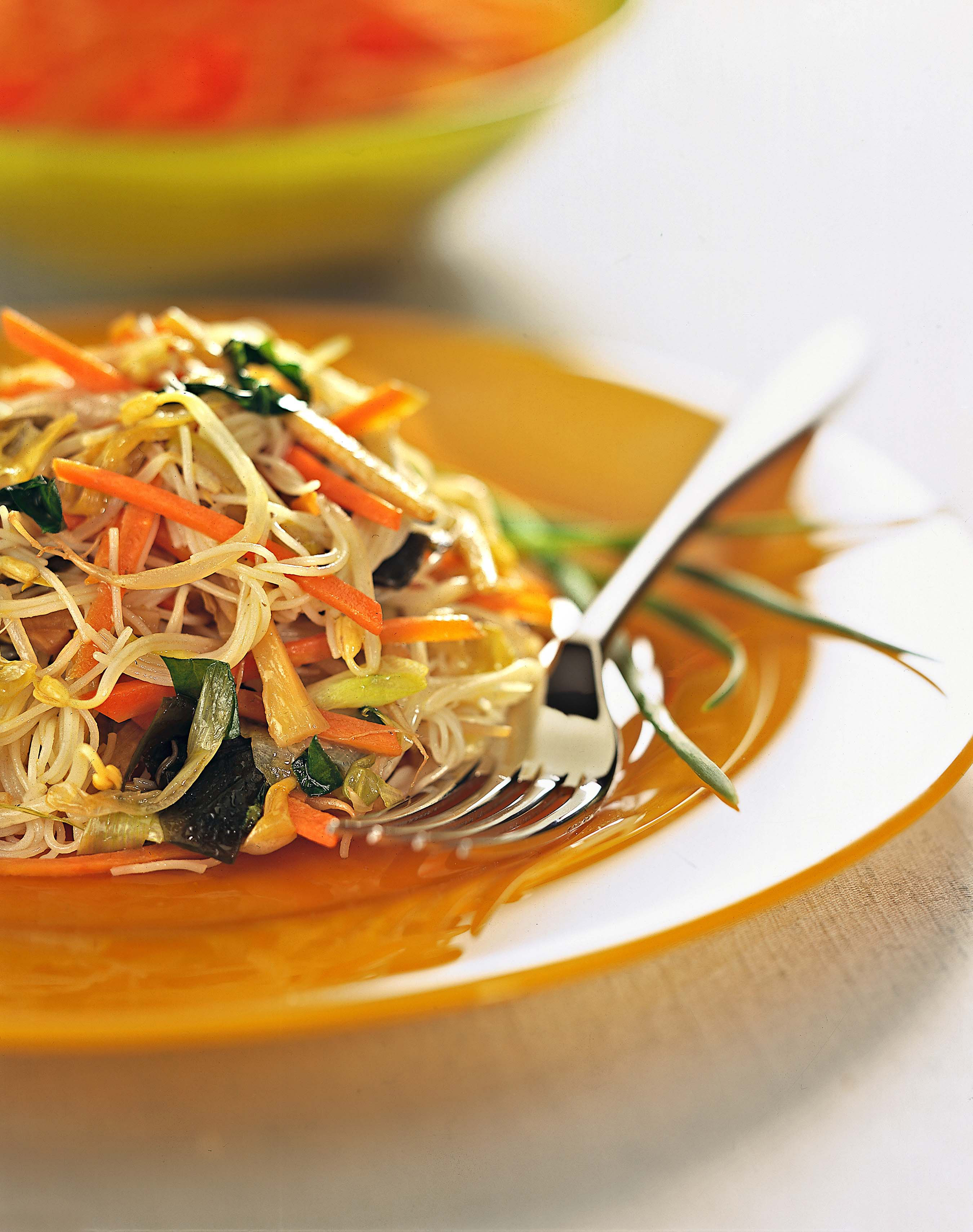 Ricetta Spaghetti di riso e verdure - Donna Moderna
