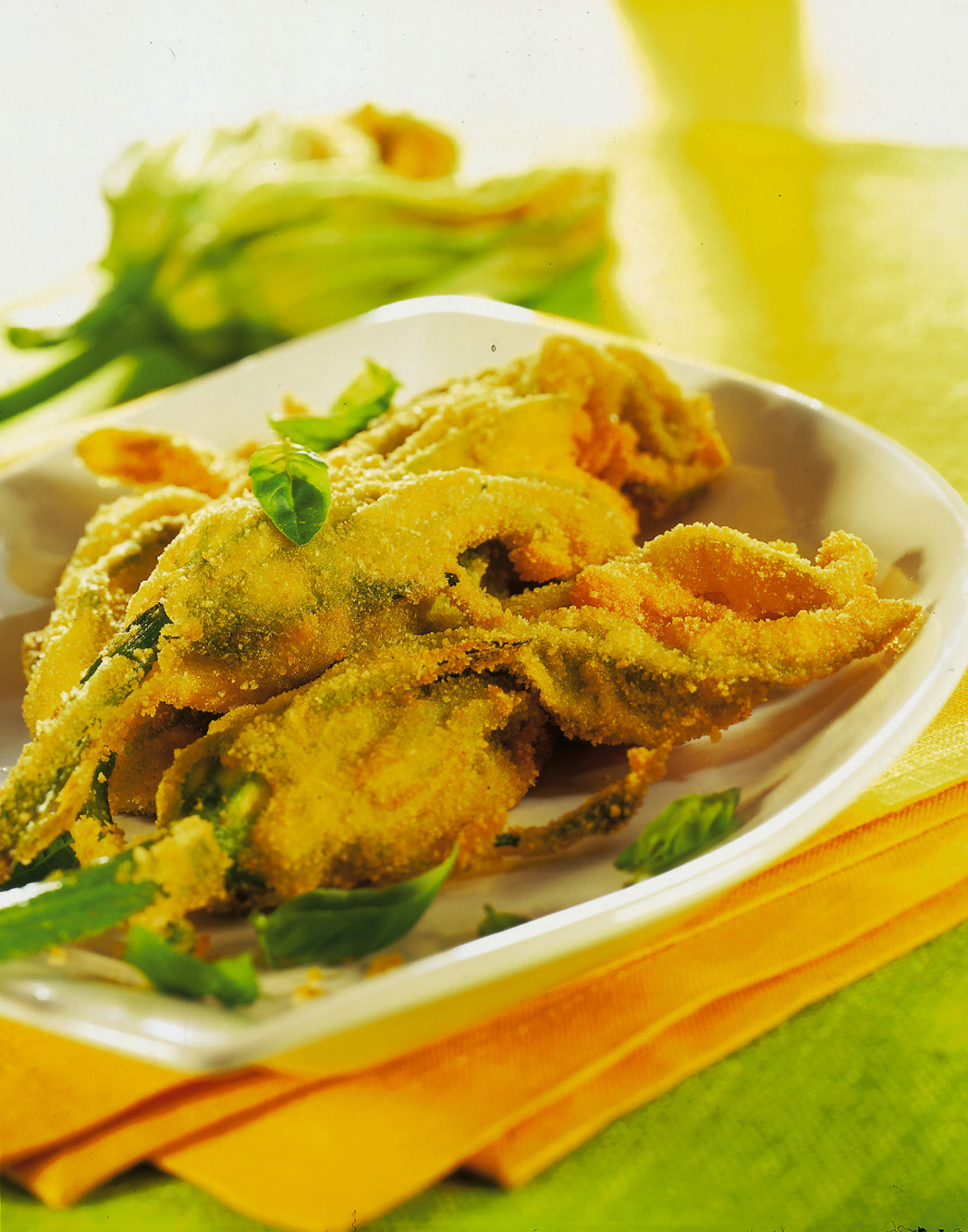 Ricetta Fiori di zucca fritti con mozzarella e acciughe - Donna Moderna