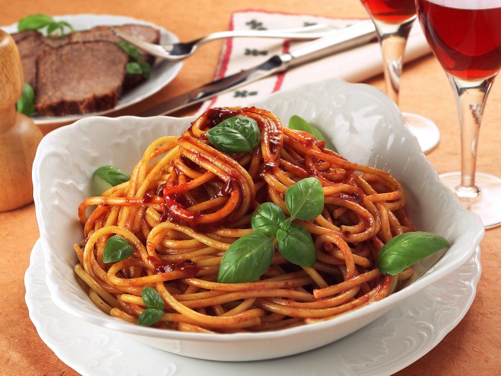 Ricetta Bucatini al ragù mediterraneo - Donna Moderna