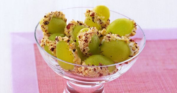 Ricetta Uva con crema alle noci - Donna Moderna