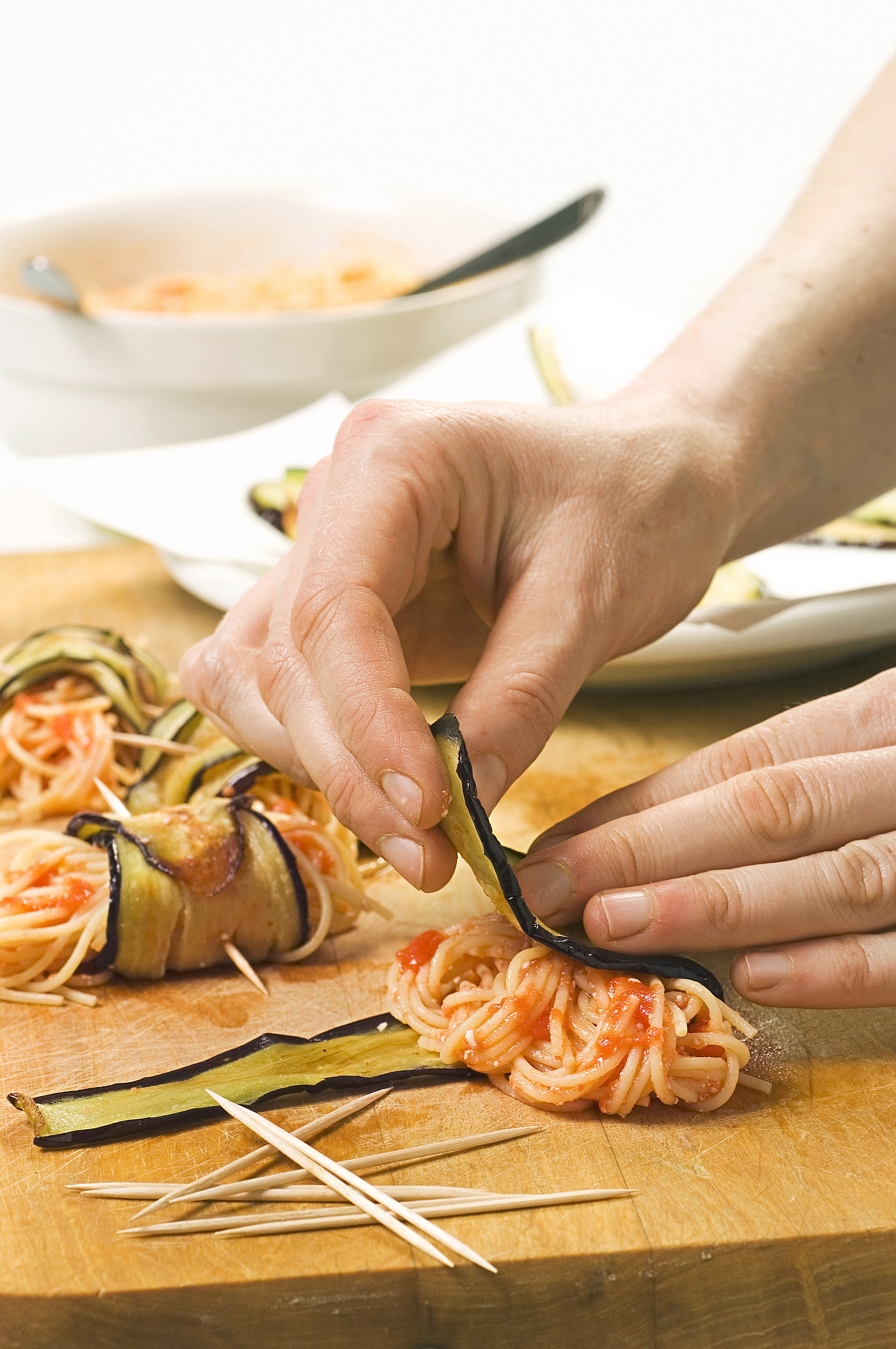 Ricetta Involtini di melanzane e spaghetti al pomodoro e basilico ...