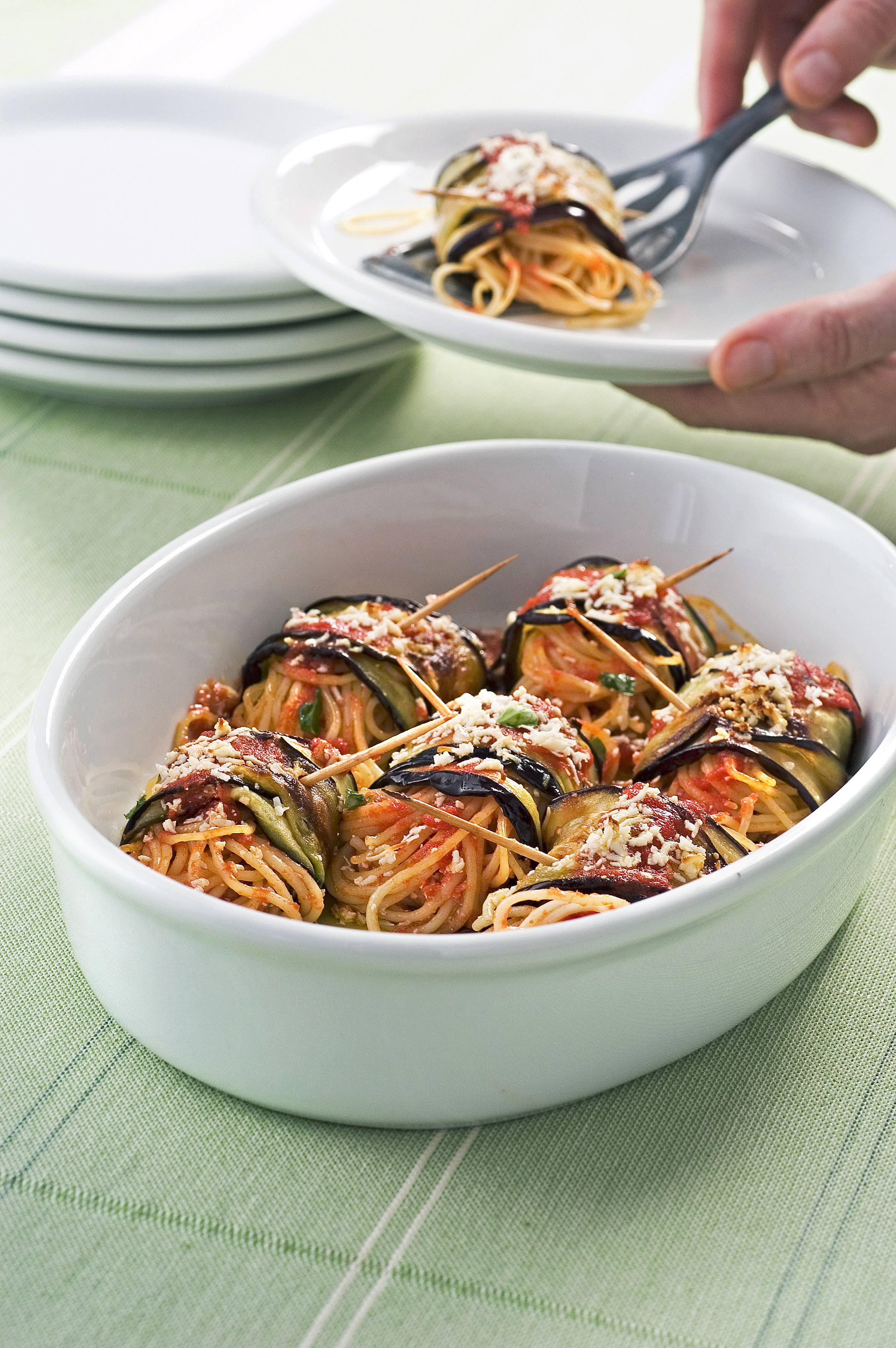 Ricetta Involtini di melanzane e spaghetti al pomodoro e basilico ...