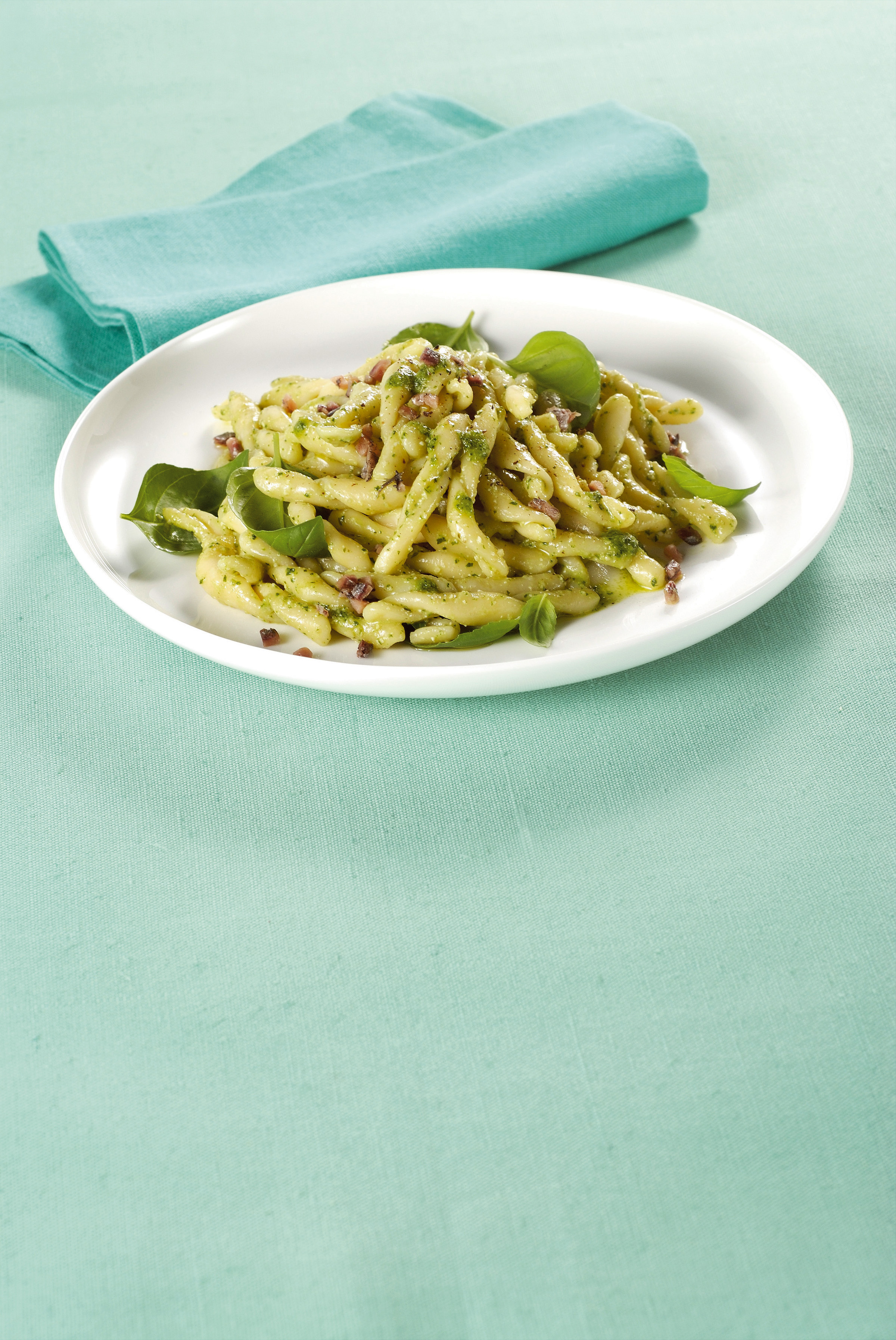 Ricetta Strozzapreti con pesto mediterraneo - Donna Moderna