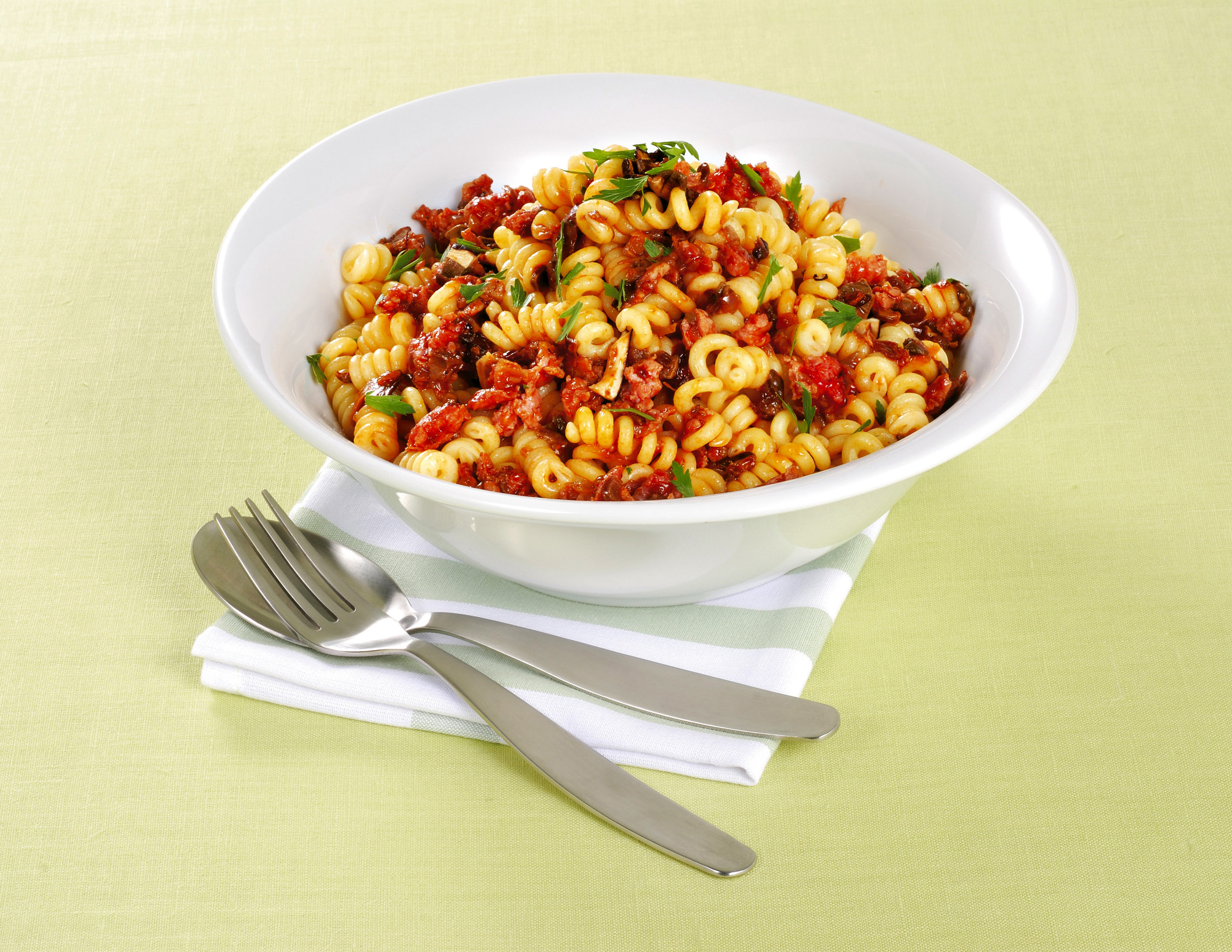 Ricetta Fusilli con pasta di salame e funghi secchi - Donna Moderna