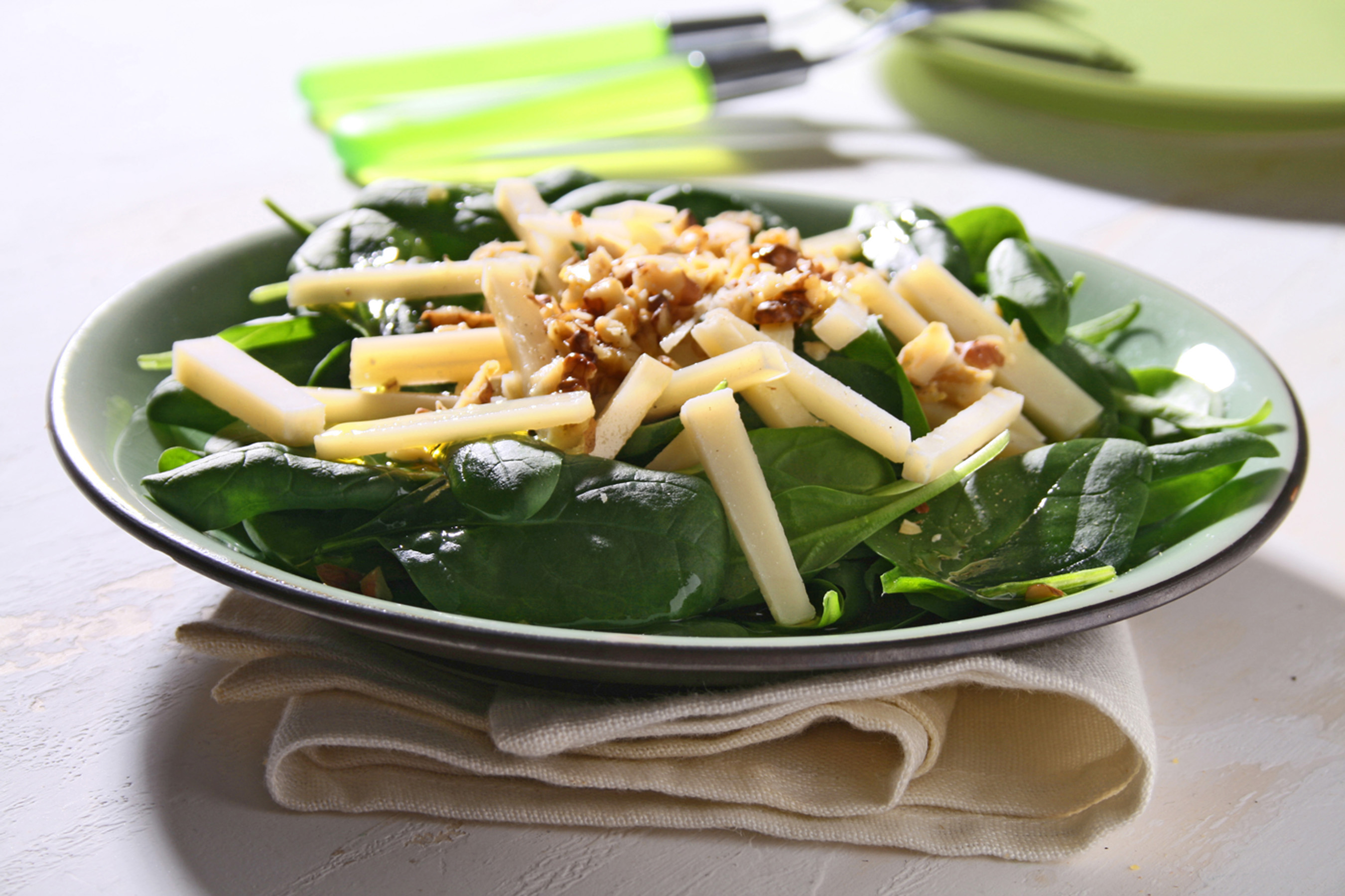 Ricetta Insalata di spinacini e noci - Donna Moderna