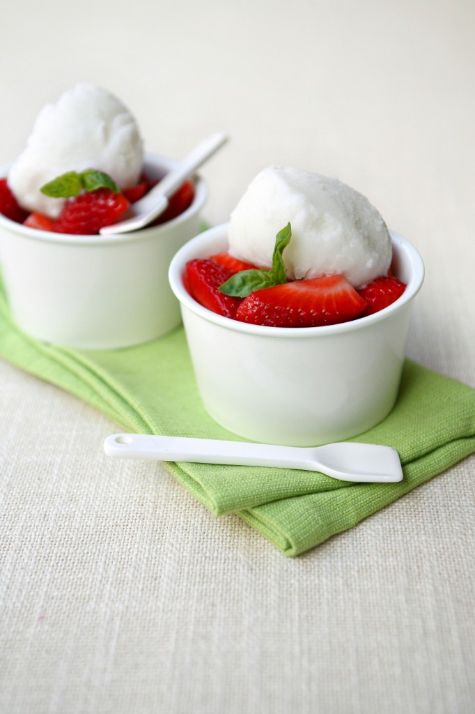 Ricetta Fragole con gelato al basilico e limone - Donna Moderna