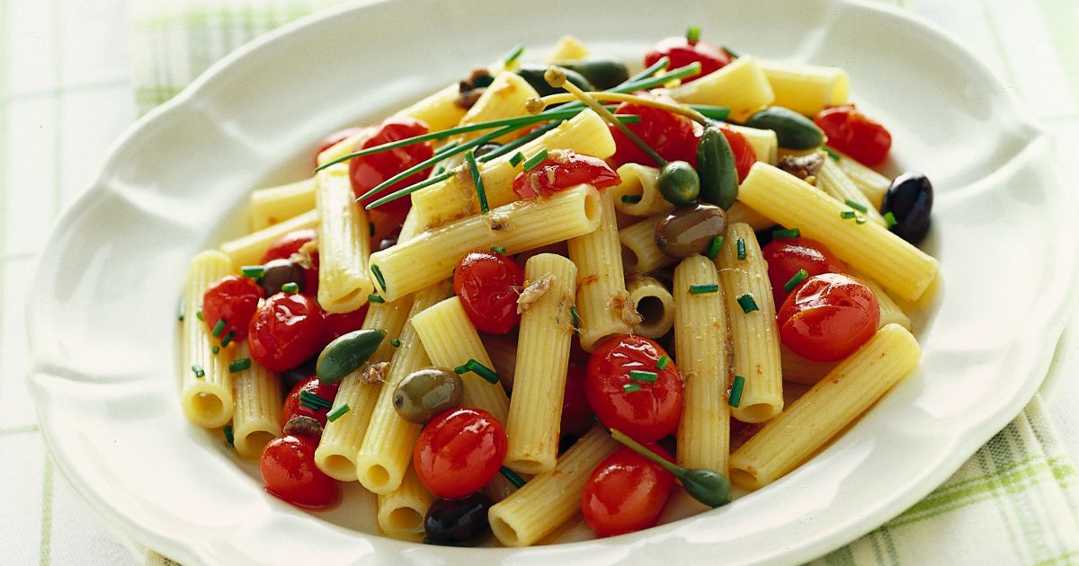Ricetta Sedanini con pomodorini, olive e capperi - Donna Moderna