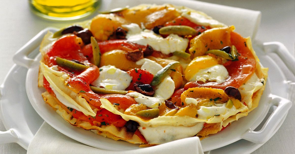 Ricetta Sfogliata con peperoni, bufala e olive - Donna Moderna