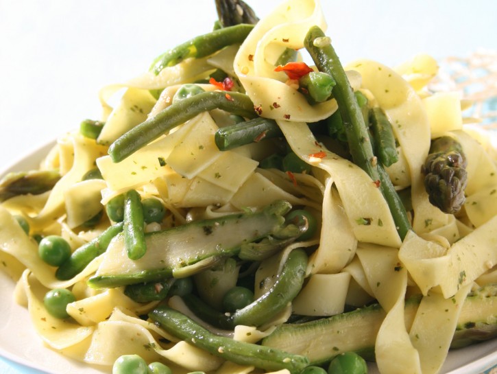 Ricetta Tagliatelle con asparagi e piselli - Donna Moderna Ricetta Tagliatelle con asparagi e piselli - Donna Moderna