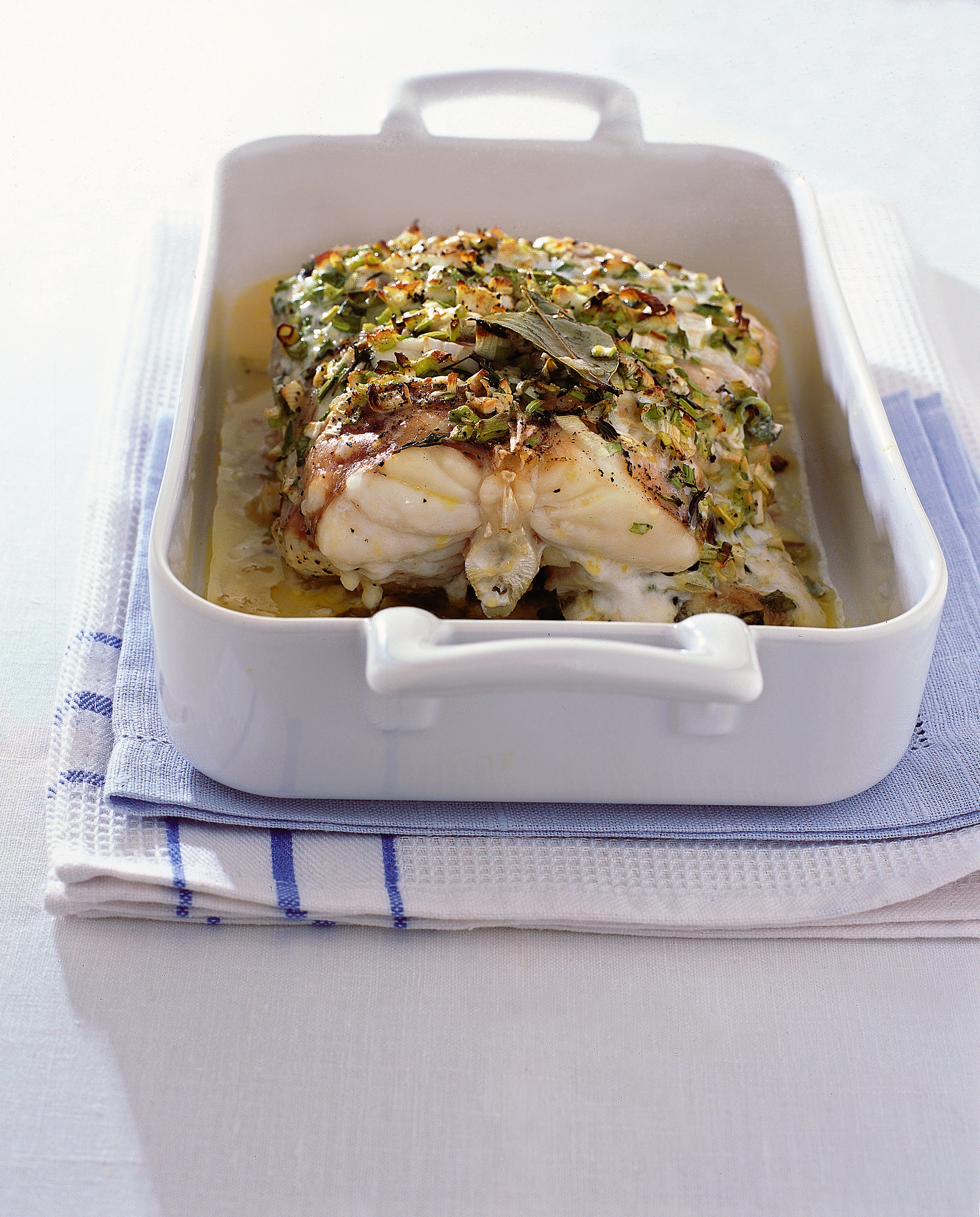 Ricetta Pescatrice al forno con porri - Donna Moderna