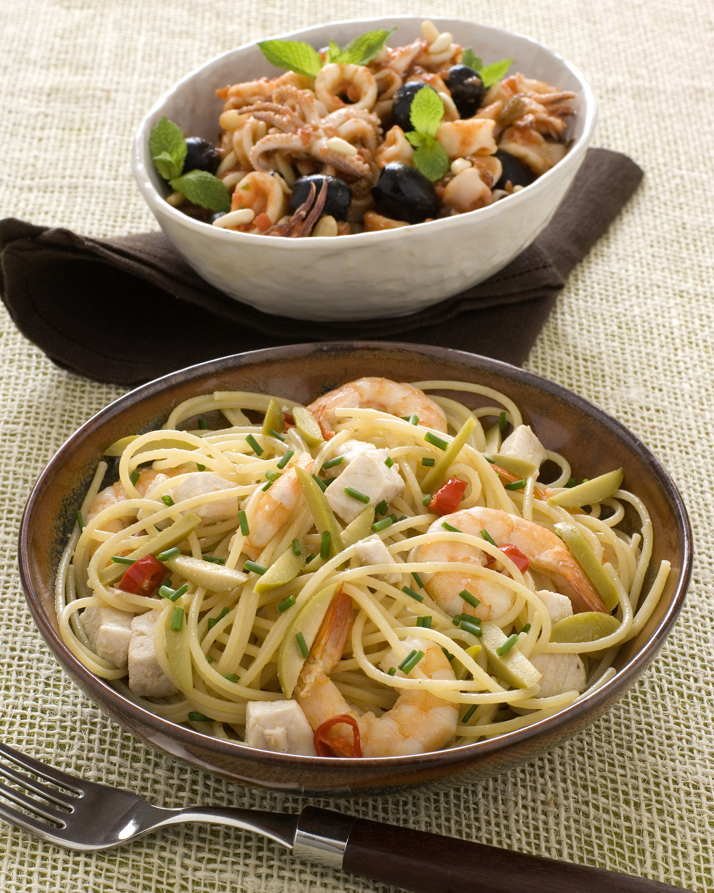 Ricetta Spaghetti al pesce spada, con gamberi e olive - Donna Moderna