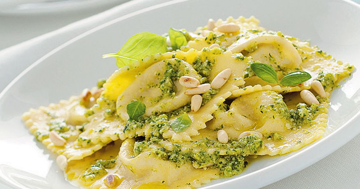 Ricetta Ravioli di robiola e noci al pesto di zucchine - Donna Moderna
