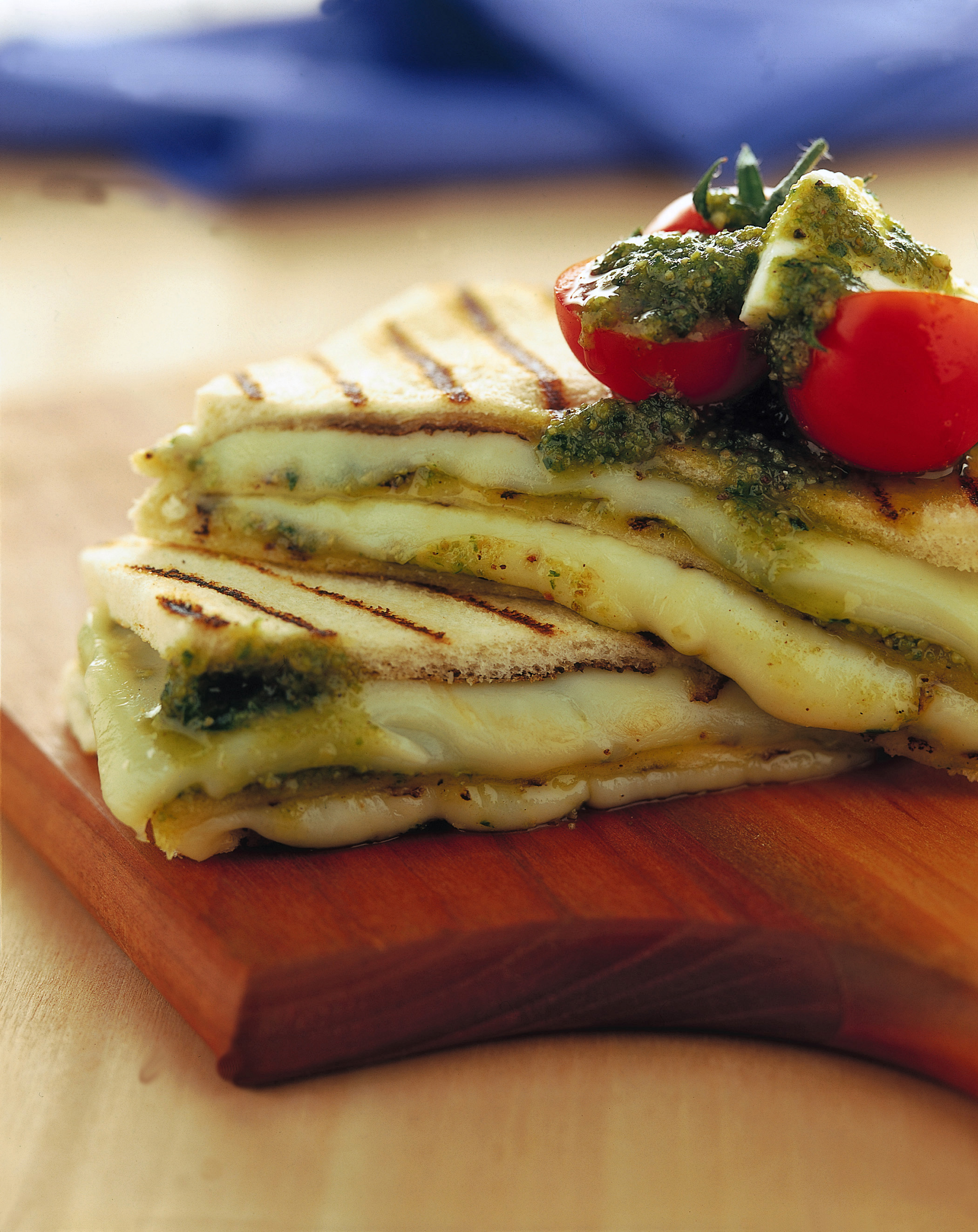 Ricetta Toast di pane briosciato con pesto e mozzarella - Donna Moderna