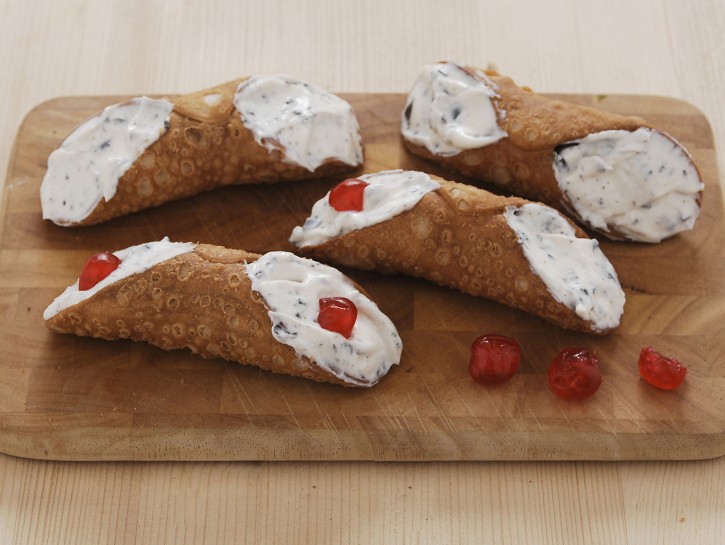 Ricetta Cannoli farciti con ricotta e cioccolato - Donna Moderna