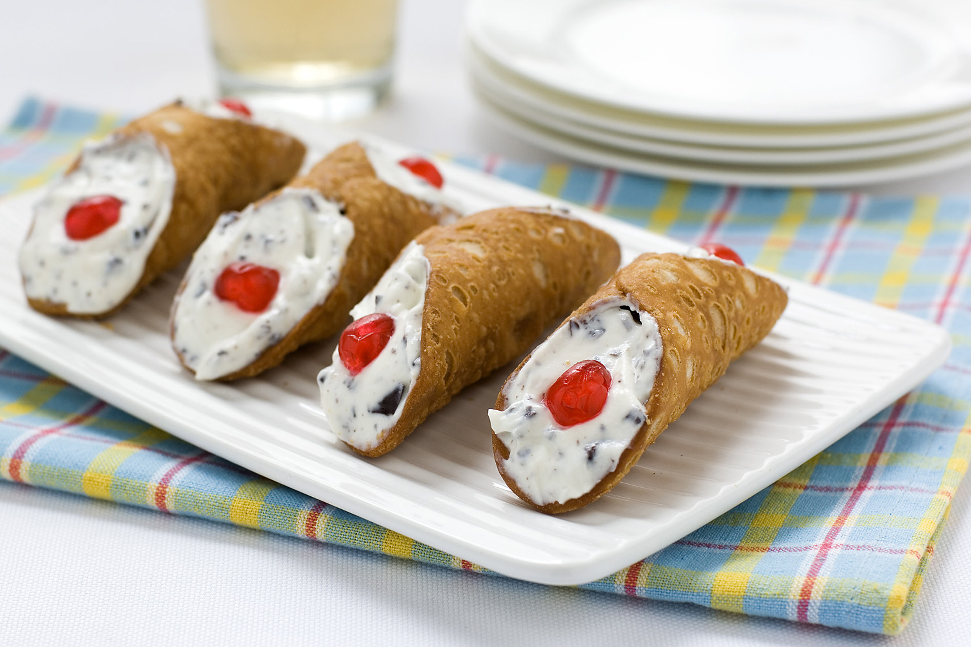 Ricetta Cannoli farciti con ricotta e cioccolato - Donna Moderna