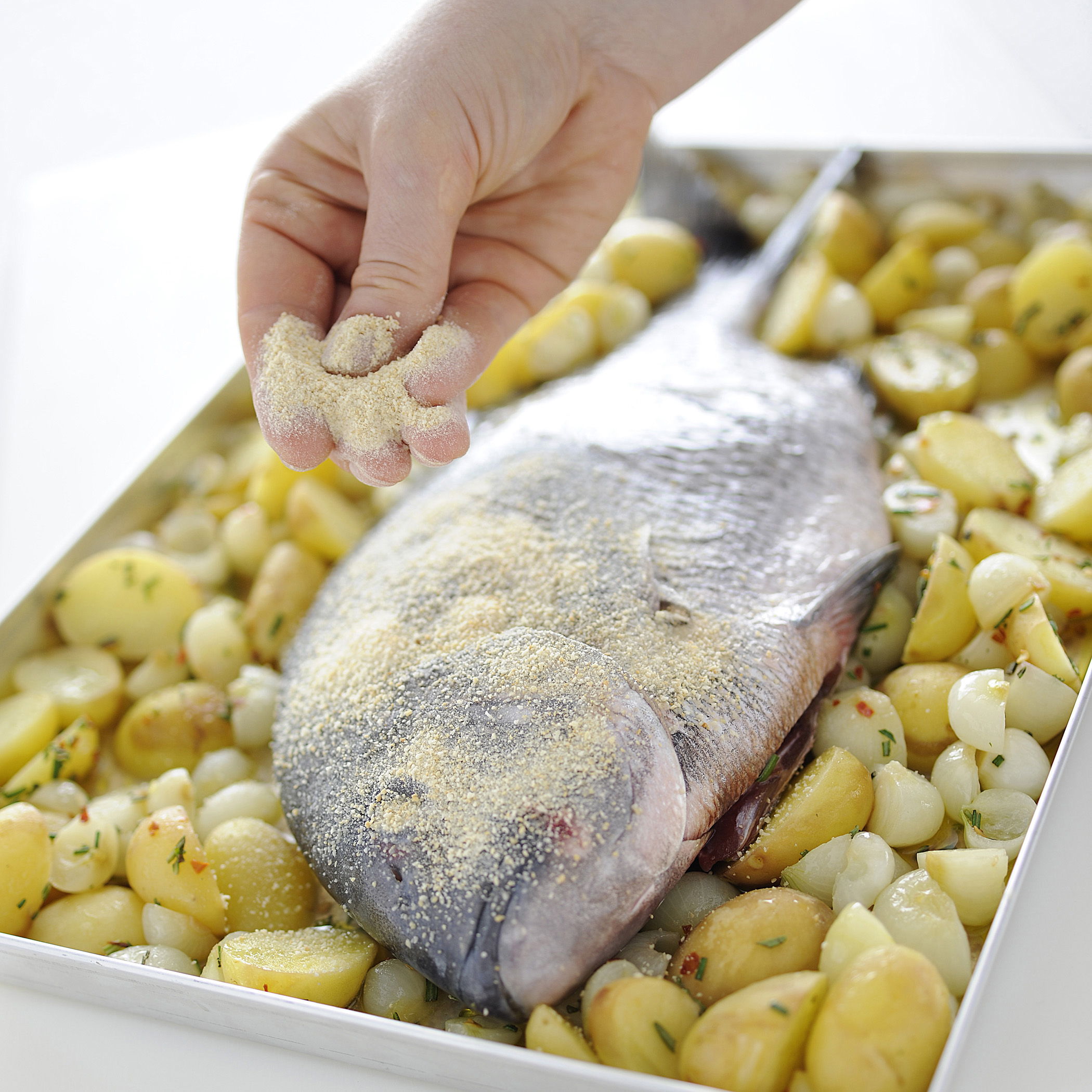 Ricetta Sarago con patate e cipolline - Donna Moderna