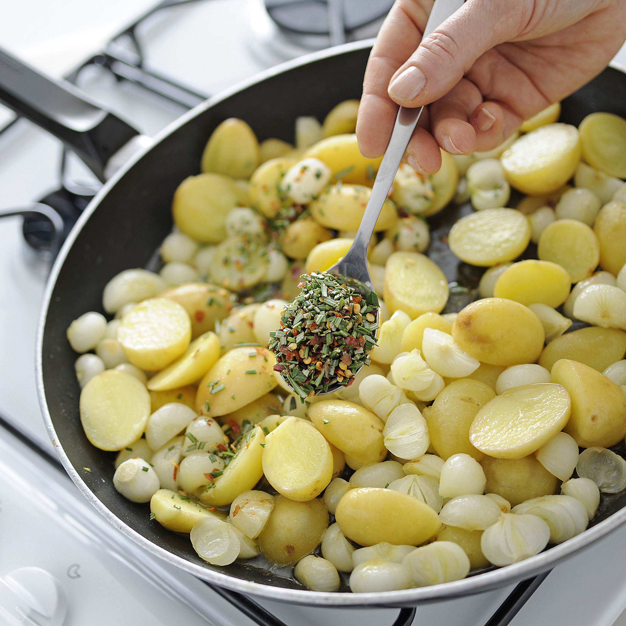 Ricetta Sarago con patate e cipolline - Donna Moderna