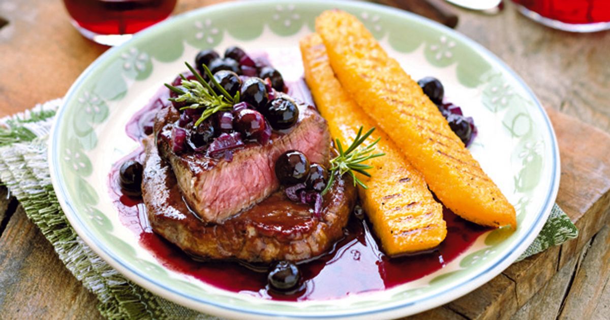 Ricetta Costolette di cervo in salsa di mirtilli - Donna Moderna