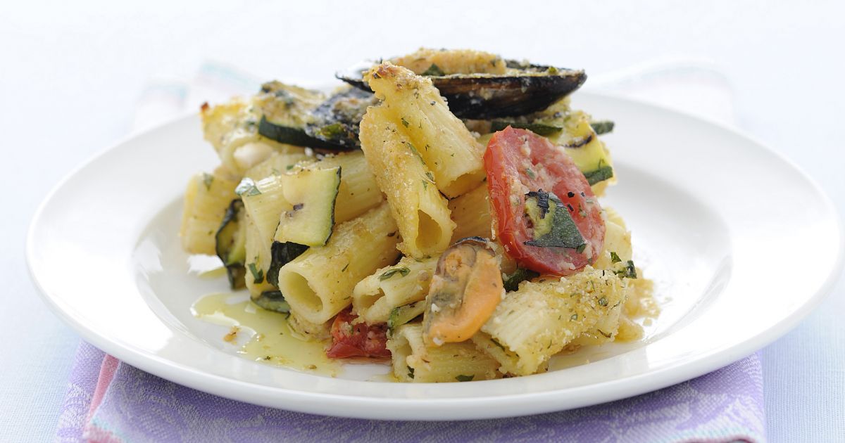 Ricetta Mezzi rigatoni con cozze pomodori e zucchine - Donna Moderna