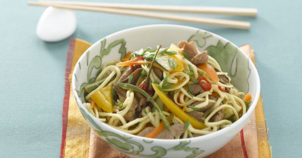 Ricetta Spaghetti cinesi all'uovo saltati con vitello - Donna Moderna
