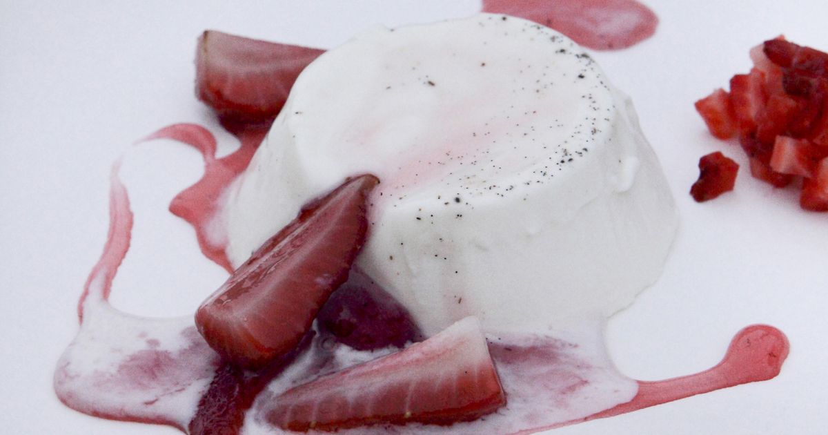 Ricetta Panna cotta in zuppa di fragole - Donna Moderna