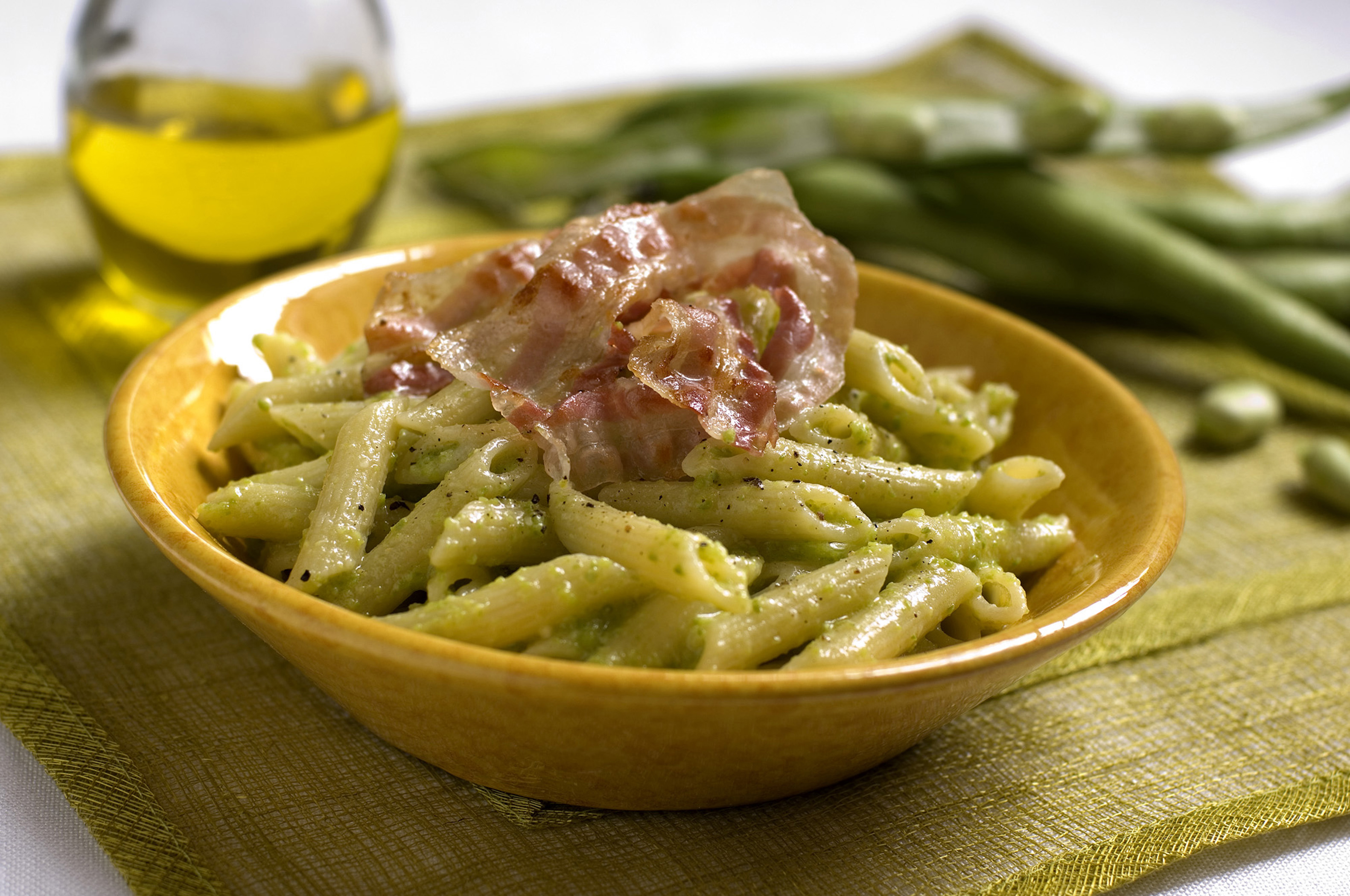 Ricetta Pennette al pesto di fave e pancetta croccante - Donna Moderna