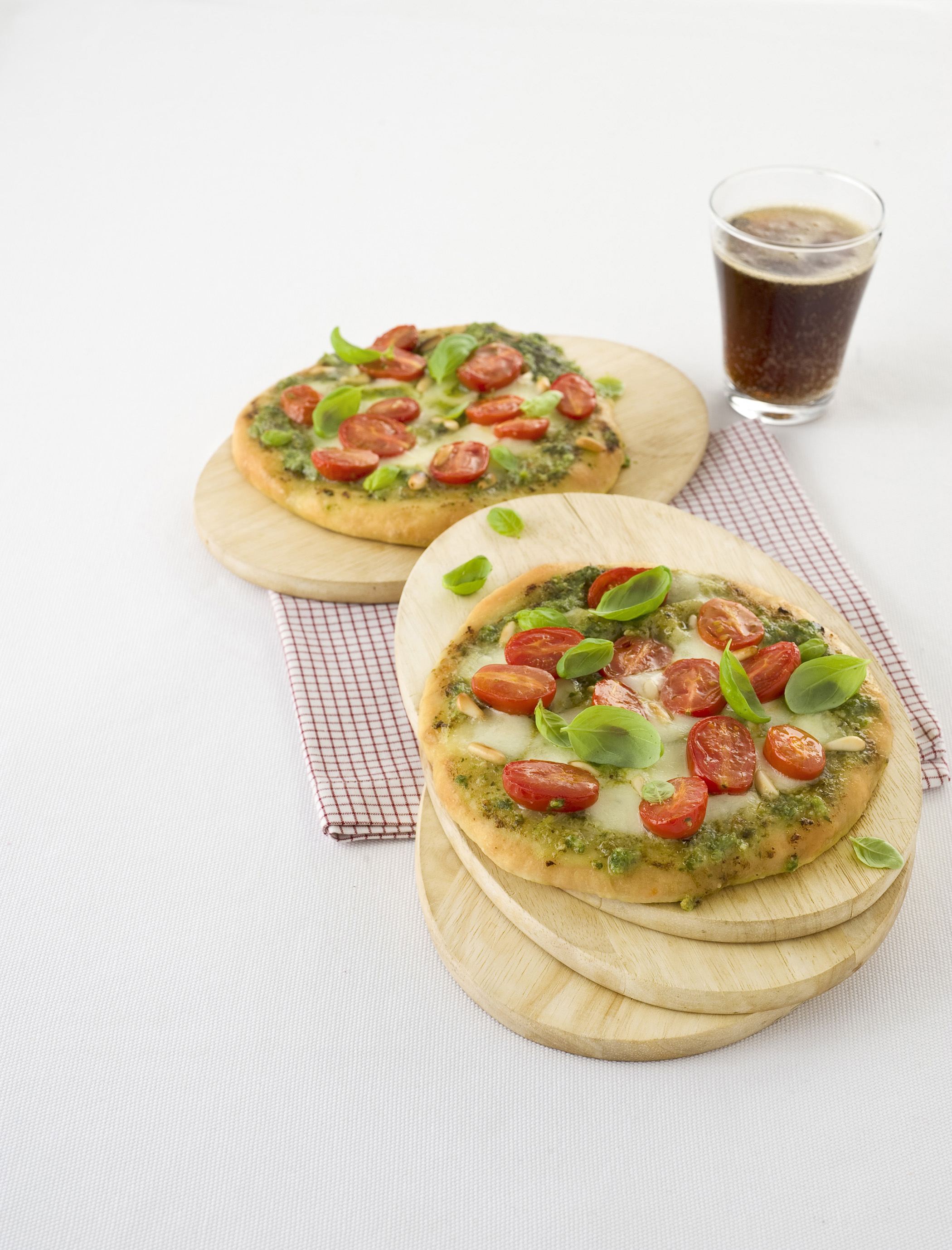 Pizza al pesto con pomodori datterini - Donna Moderna