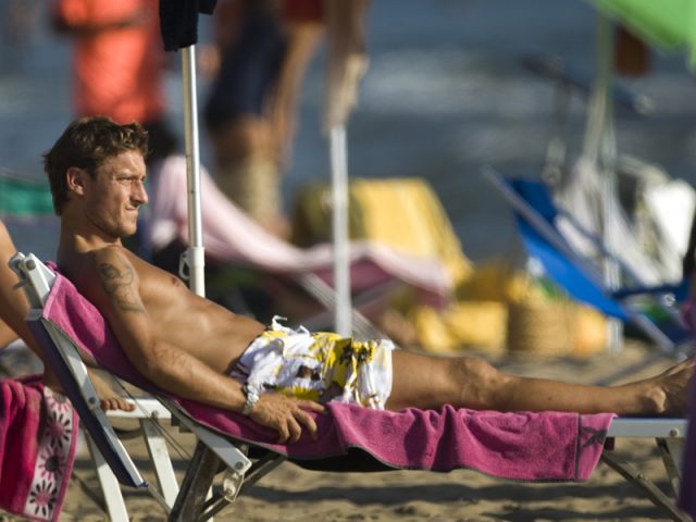 Francesco Totti e Ilary Blasi in spiaggia - Donna Moderna