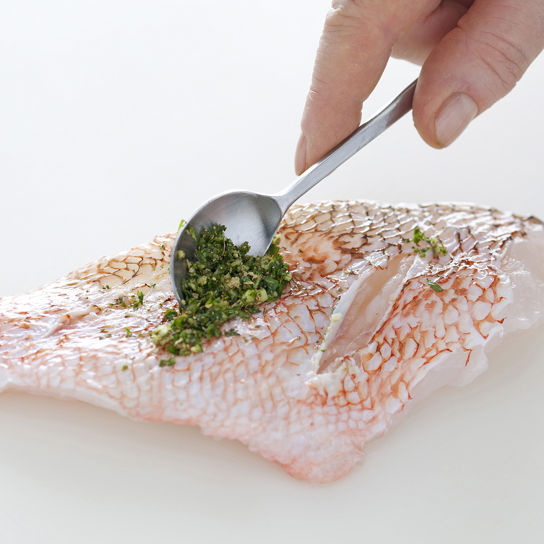 Ricetta Filetti di scorfano alle erbe aromatiche - Donna Moderna