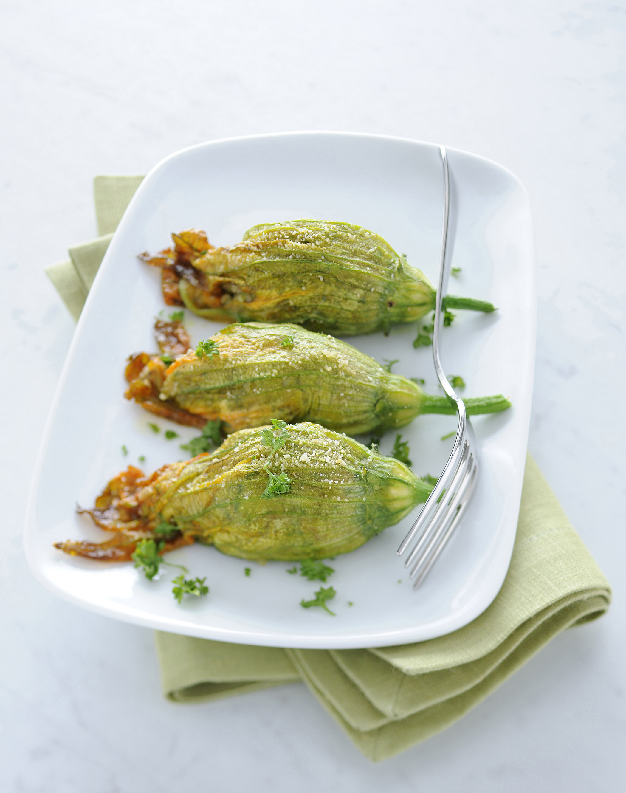 Fiori di zucca ripieni: la ricetta gustosa - Donna Moderna