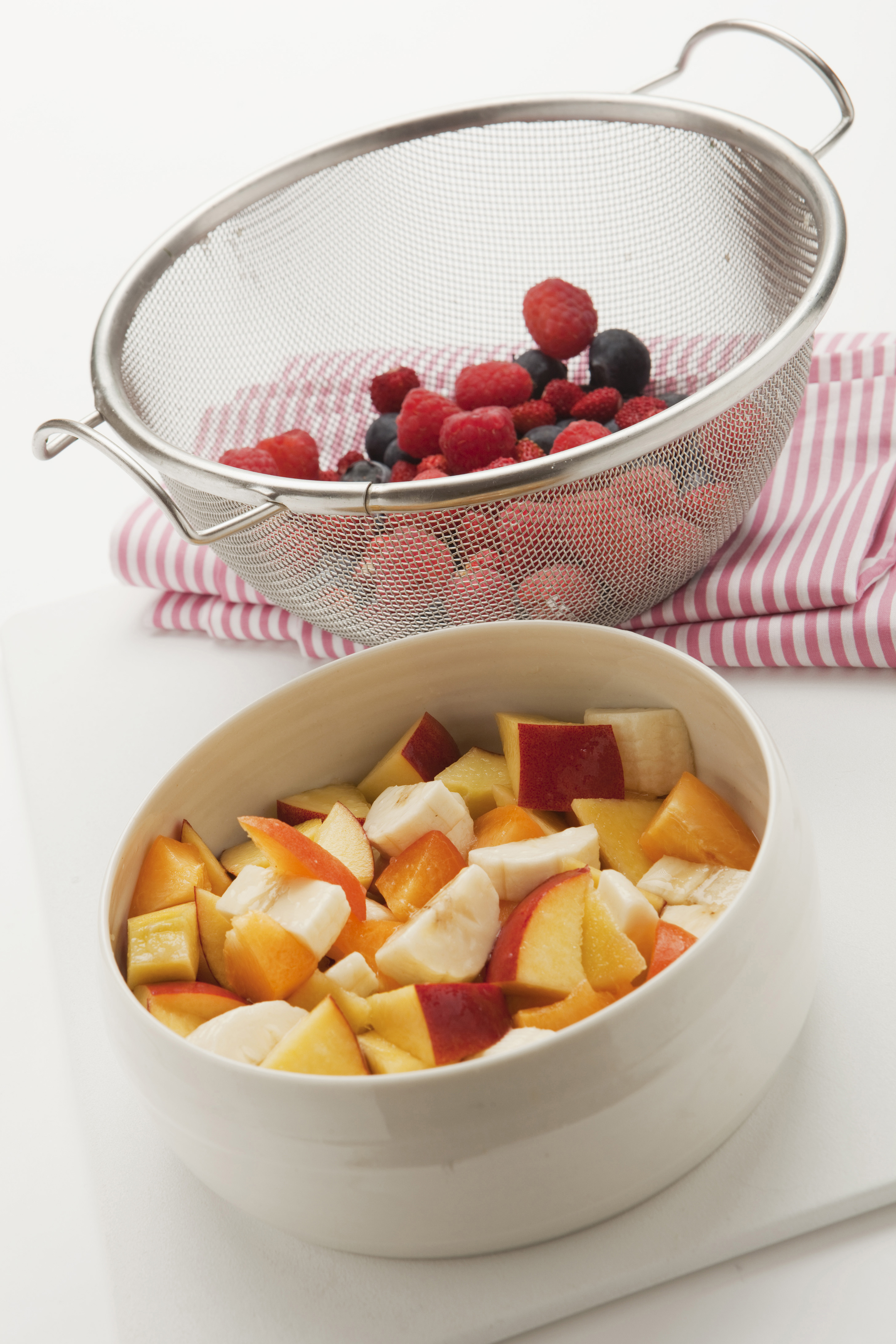 Ricetta Macedonia di frutta con gelato allo yogurt - Donna Moderna