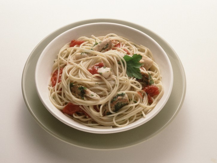 Ricetta Spaghetti con pesce e pomodoro - Donna Moderna