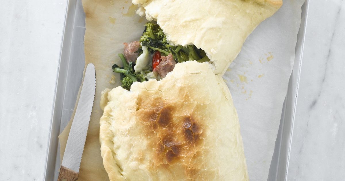 Ricetta Calzone con friarielli e salsiccia - Donna Moderna