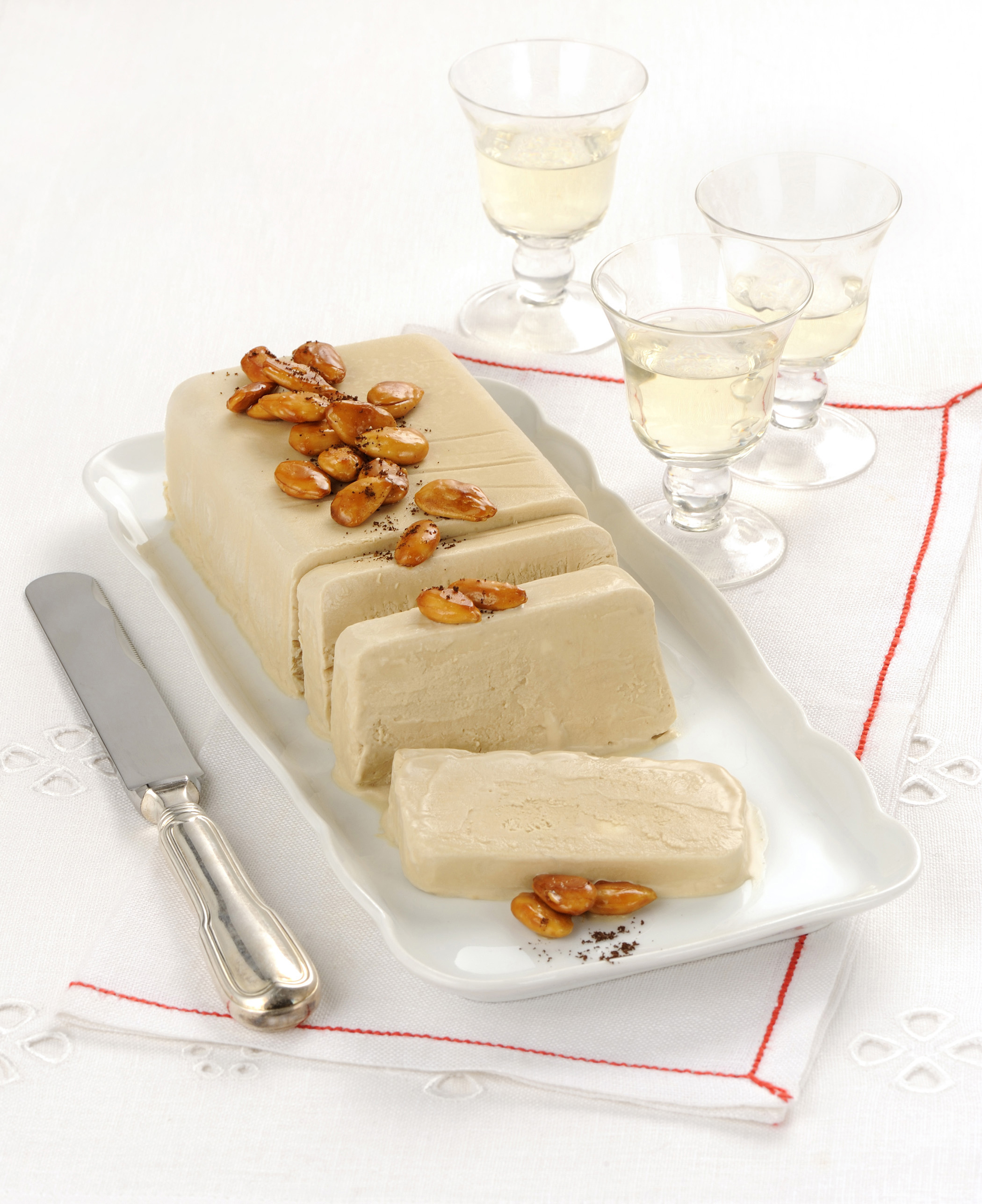 Ricetta Semifreddo al caffè con mandorle pralinate - Donna Moderna