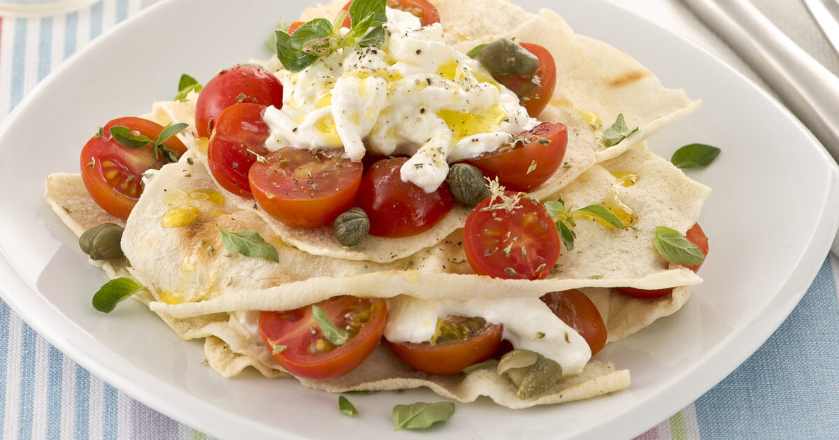 Ricetta Caprese di burrata e pane carasau - Donna Moderna