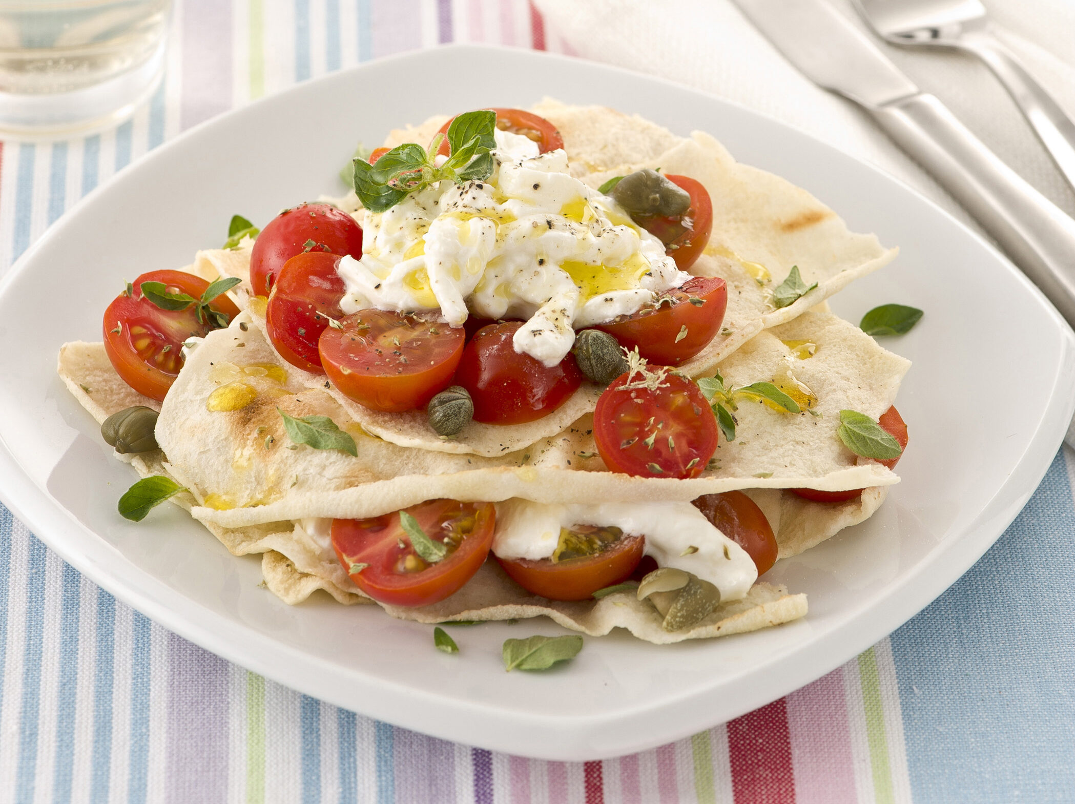 Ricetta Caprese di burrata e pane carasau - Donna Moderna