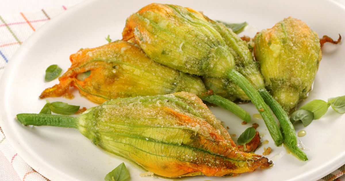 Ricetta Fiori di zucca al forno con patate e fagiolini - Donna Moderna