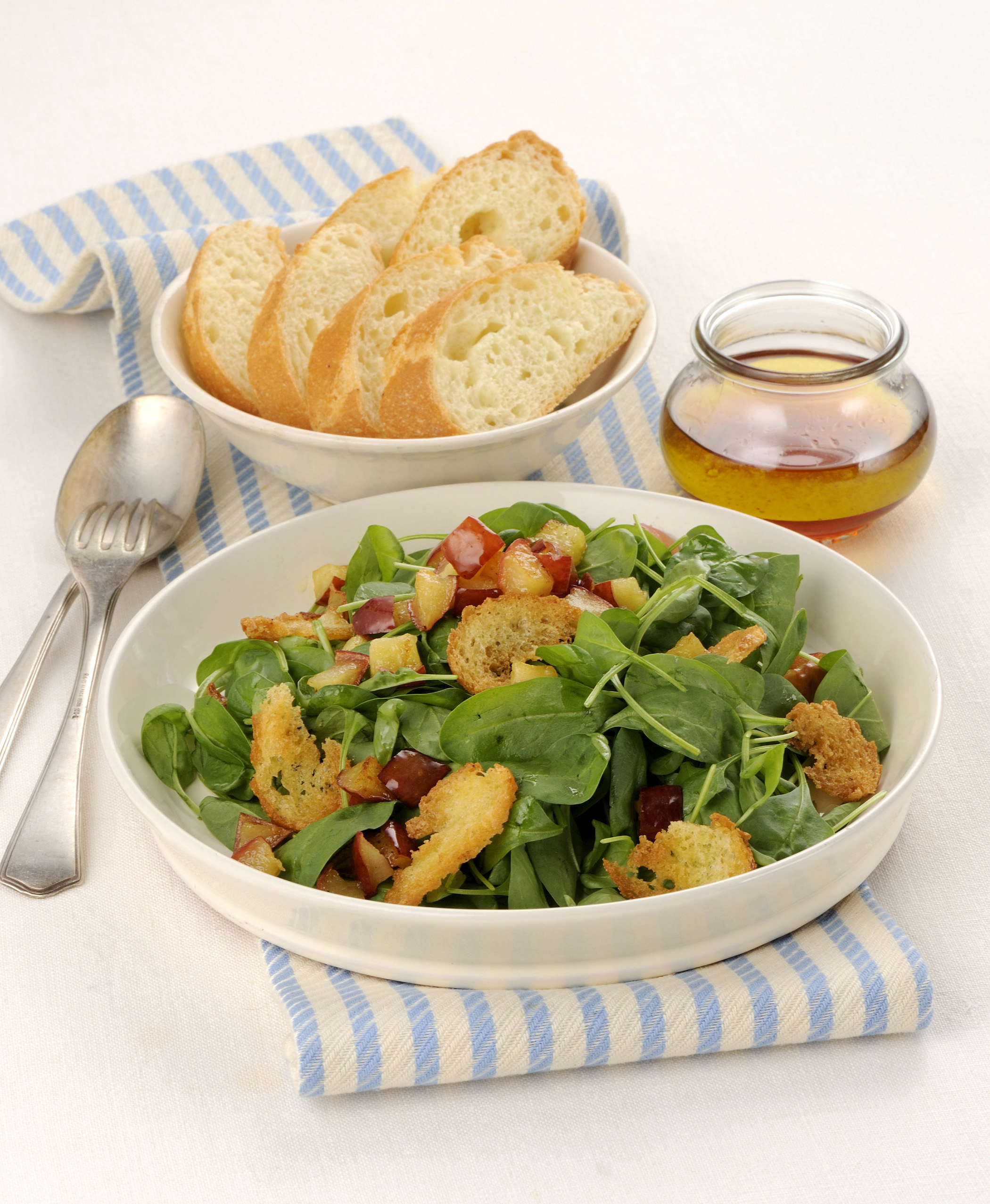 Ricetta Insalata di spinacini con crostini e mela - Donna Moderna