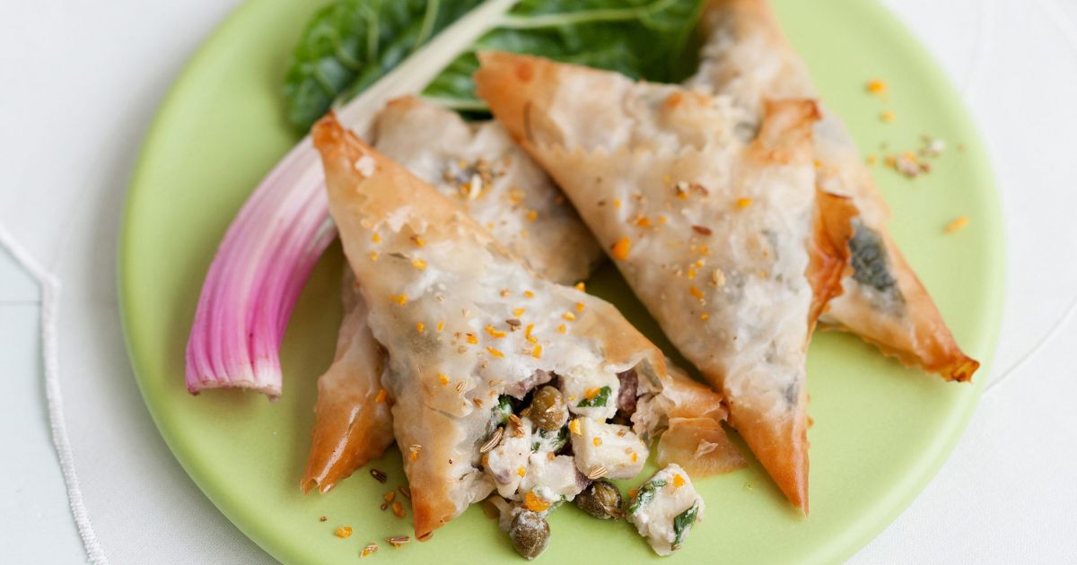 Triangoli di fillo con pesce spada, capperi e bietole ricetta - Donna ...