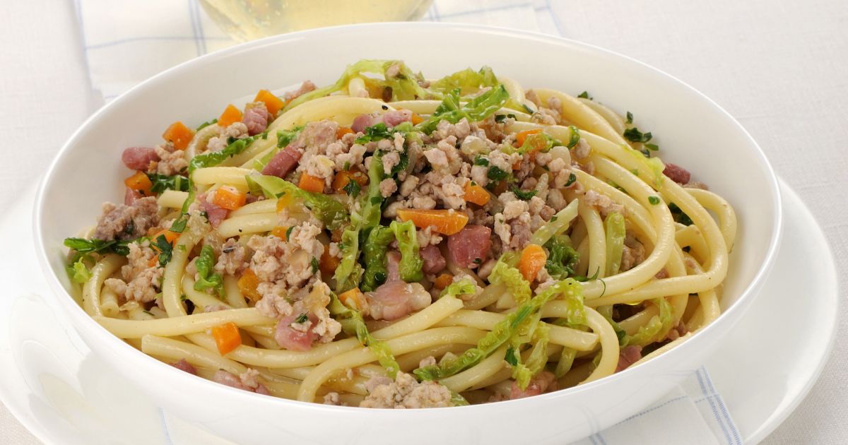 Ricetta Bucatini al ragù di maiale e pancetta - Donna Moderna